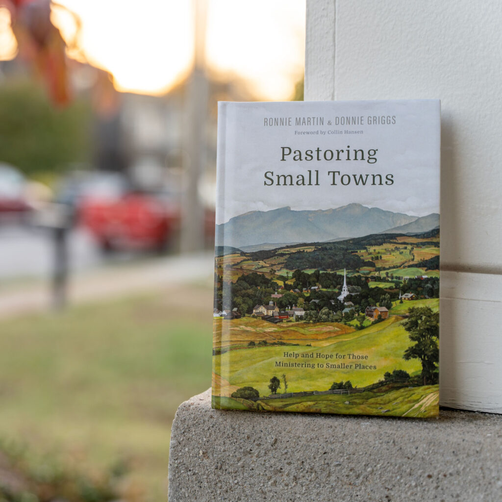 Pastoring Small Towns - B&H Publishing