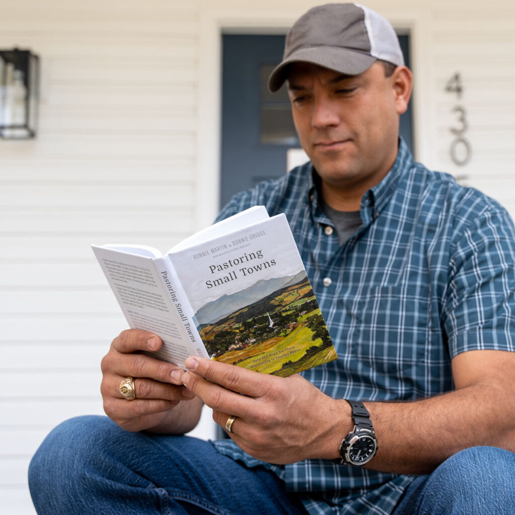 Pastoring Small Towns - B&H Publishing